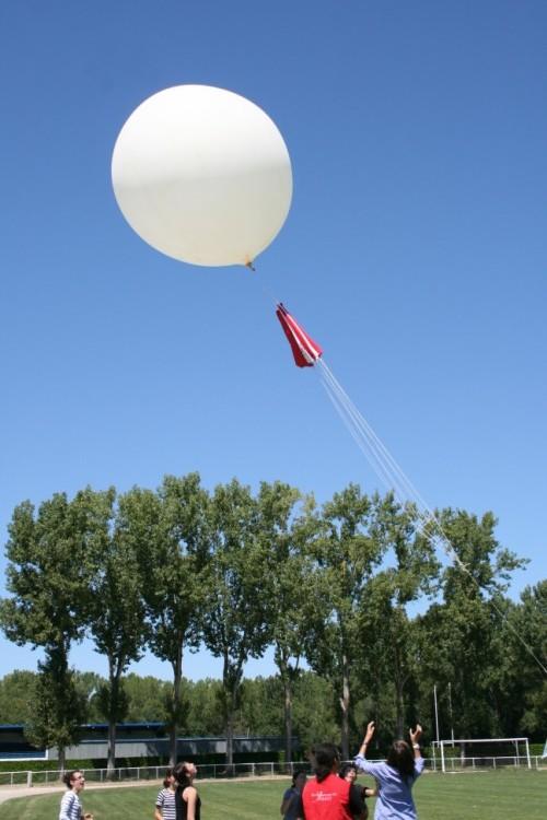 Lancement d'un ballon stratosphérique, lors du Festival d'Astronomie de ...